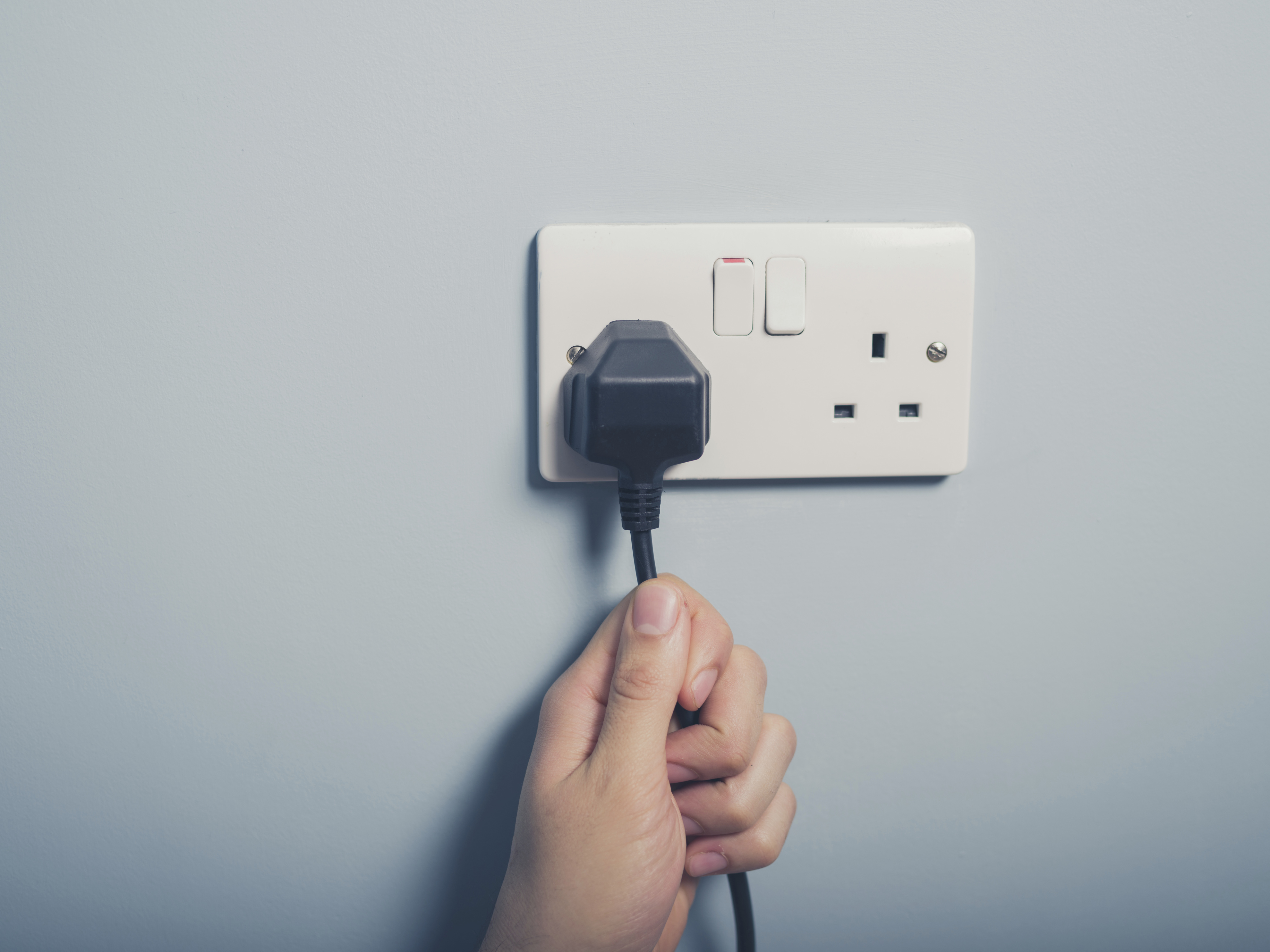 Der richtige Steckdosen-Adapter für jede Reise | Urlaubsguru.de