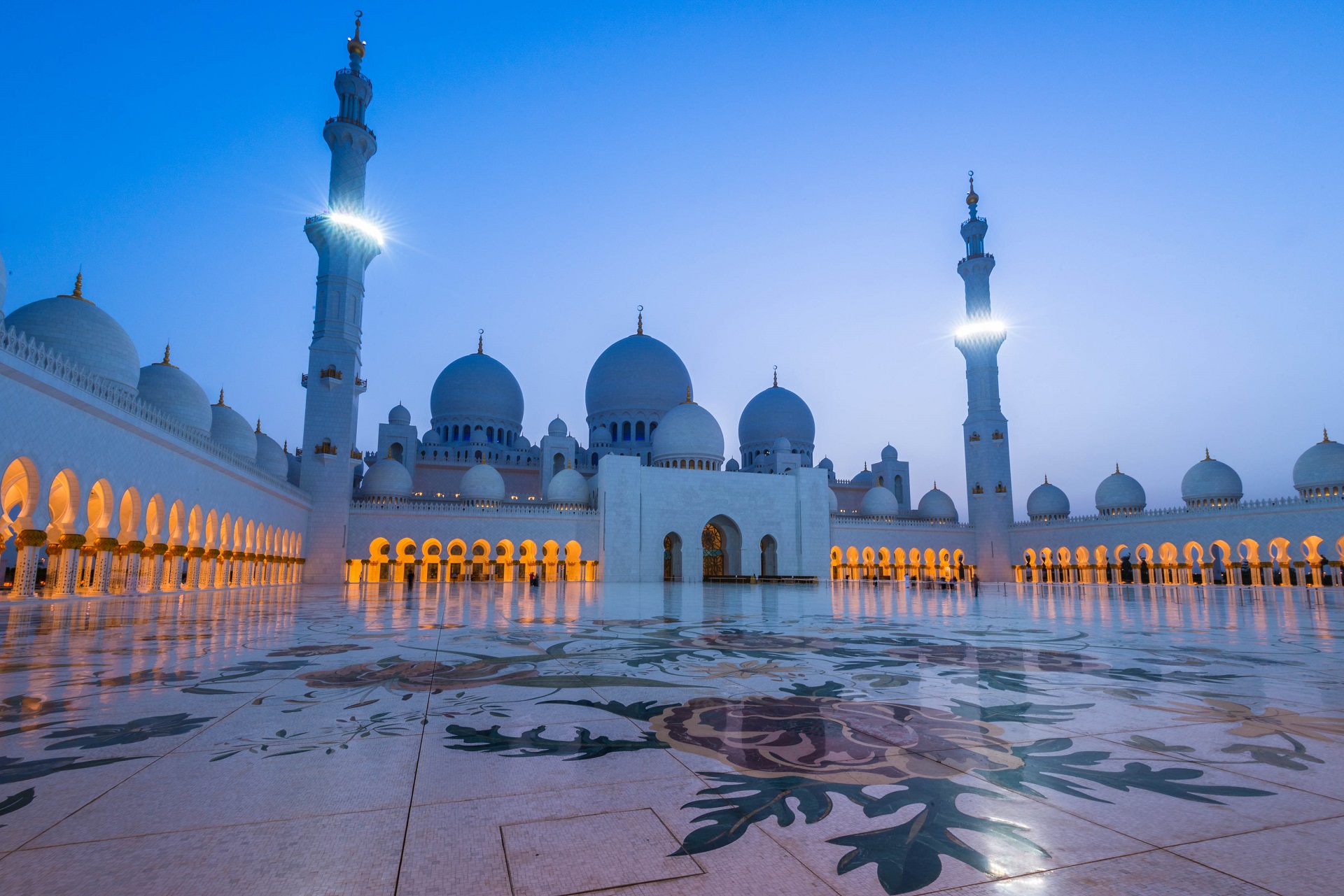 1001 Nacht - Die Scheich-Zayid-Moschee | Urlaubsguru.de 1001 Nacht - Die Scheich-Zayid-Moschee | Urlaubsguru.de